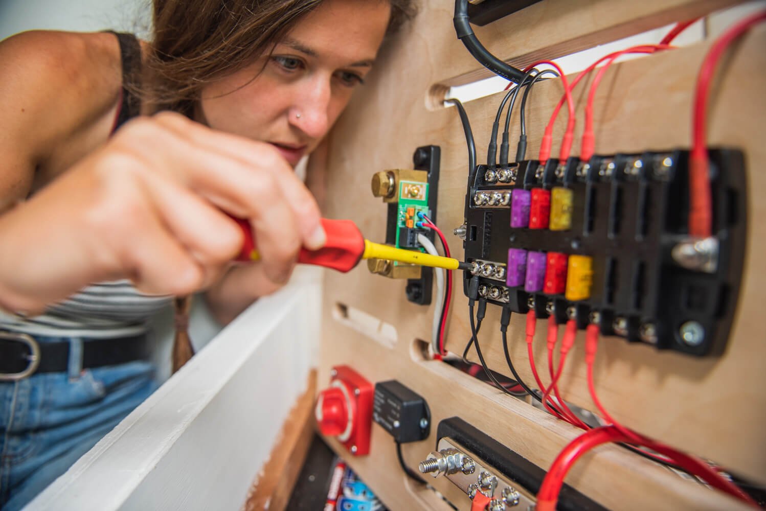 How to wire a campervan electrical system - nohma.com ⚡