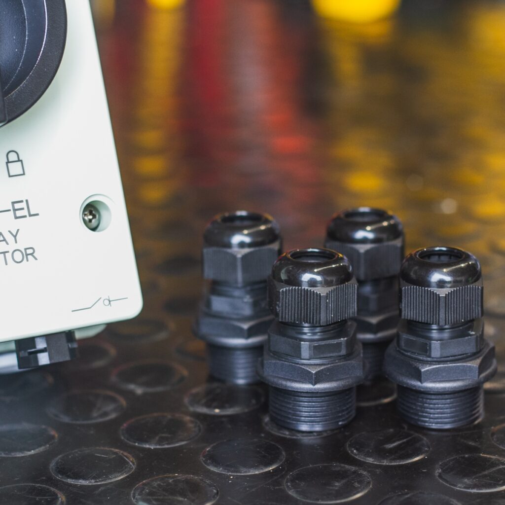 Solar isolator switch - 32A DC isolator - nohma.com, off-grid electrics ⚡