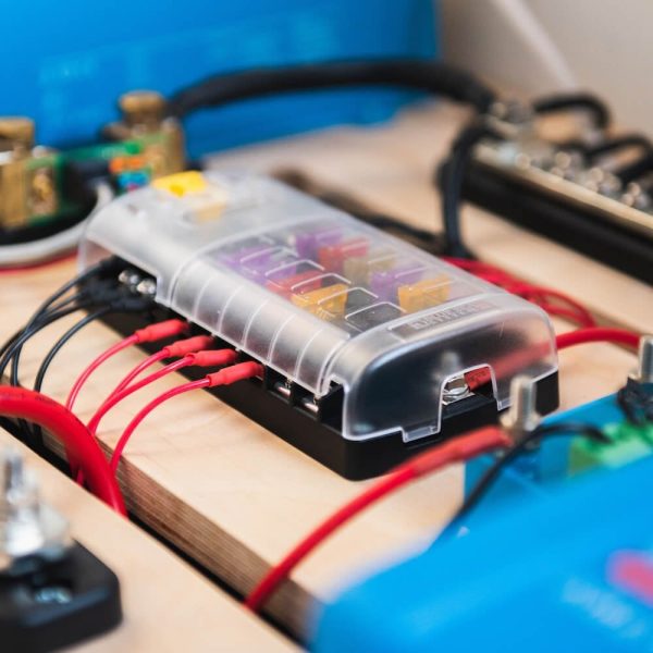 12V Fuse Box - Blue Sea - 12 Circuits with Negative Bus and Cover ⚡